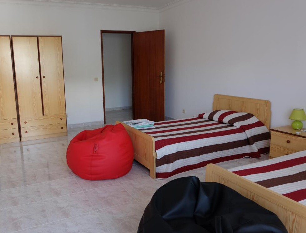 Alugo quartos estudantes para alugar na Penha Faro Portugal - bquarto